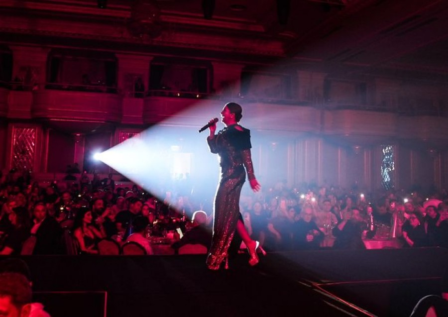 Sibel Can, yeni yıla sahnede girdi - Magazin Haberleri - Bursadabugun.com