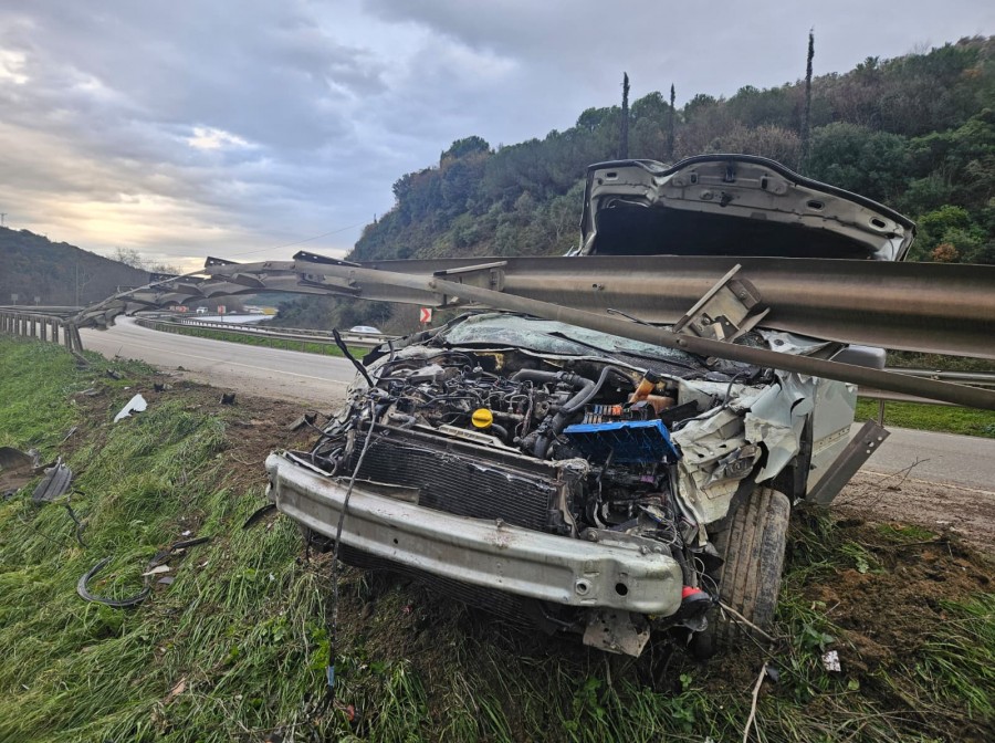 Bursa'da korkutan kaza! Bariyerlerin altına savruldu... - Bursa ...