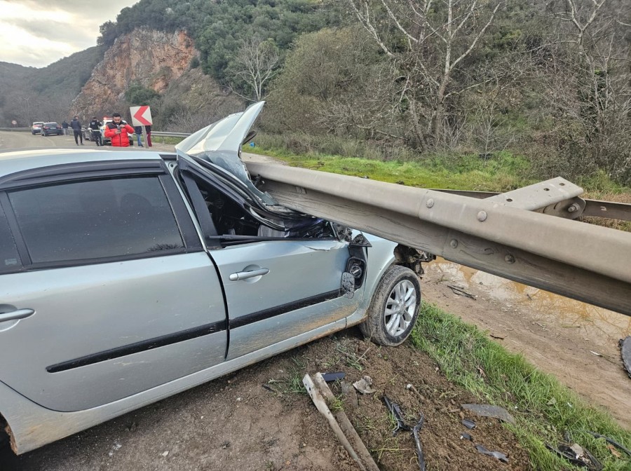 Bursa'da korkutan kaza! Bariyerlerin altına savruldu... - Bursa ...