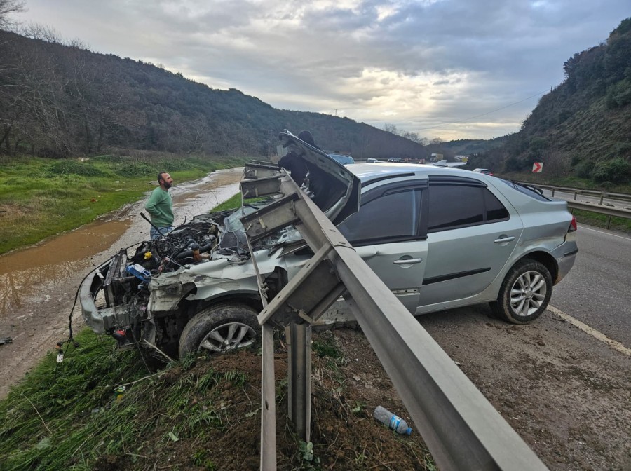 Bursa'da korkutan kaza! Bariyerlerin altına savruldu... - Bursa ...