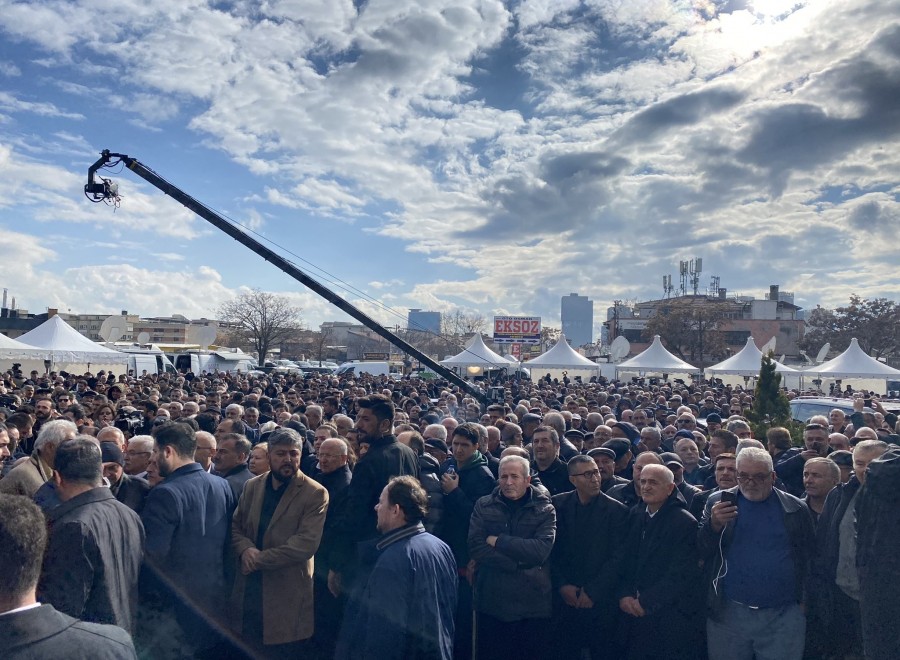 Saadet Partisi Genel Merkezi önünde büyük bir kalabalık bekliyor ... Saadet Partisi Genel Merkezi önünde büyük bir kalabalık bekliyor ...