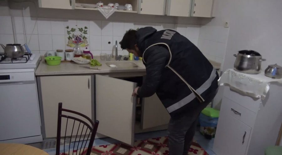 Bursa'da 'gaybubet evi' baskını: 13 kişiye gözaltı - Bursa Haberleri ... Bursa'da 'gaybubet evi' baskını: 13 kişiye gözaltı - Bursa Haberleri ...