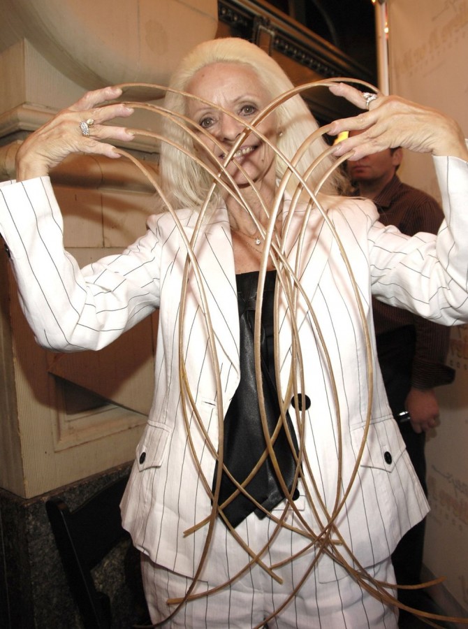 Dünyanın en uzun tırnaklı kişisi Lee Redmond'un tırnağı kırıldı ...