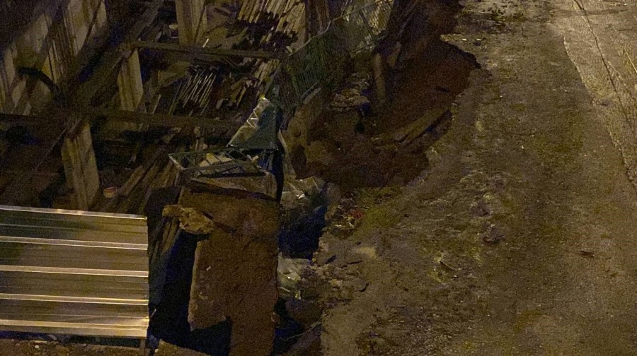 Kocaeli'de istinat duvarı ve yol çöktü! Aynı mahallede ikinci kez ... Kocaeli'de istinat duvarı ve yol çöktü! Aynı mahallede ikinci kez ...