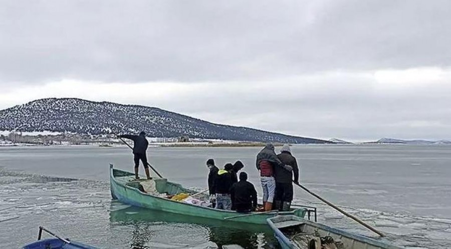 Türkiye'de gölün içinde insan yerleşimi olan tek ada! Köylüler ise ...