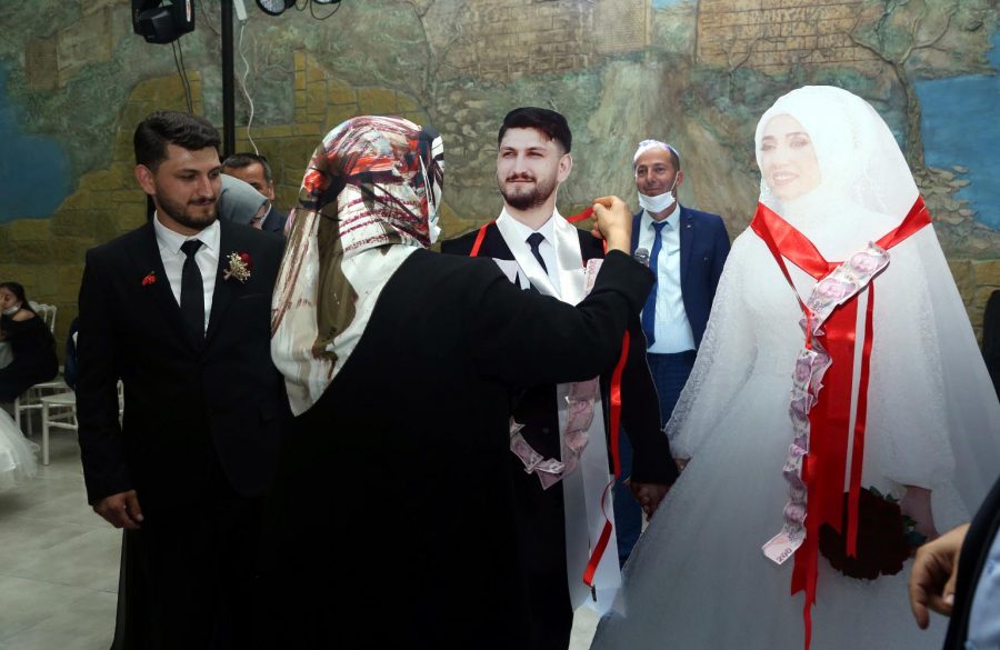 Düğünde takılar, gelin ve damadın karton maketlerine takıldı - Güncel ... Düğünde takılar, gelin ve damadın karton maketlerine takıldı - Güncel ...