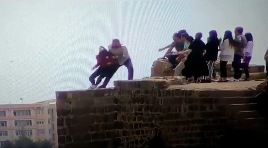 Surlardan intihara kalkışan genç kızı polis son anda kurtardı - Güncel ... Surlardan intihara kalkışan genç kızı polis son anda kurtardı - Güncel ...