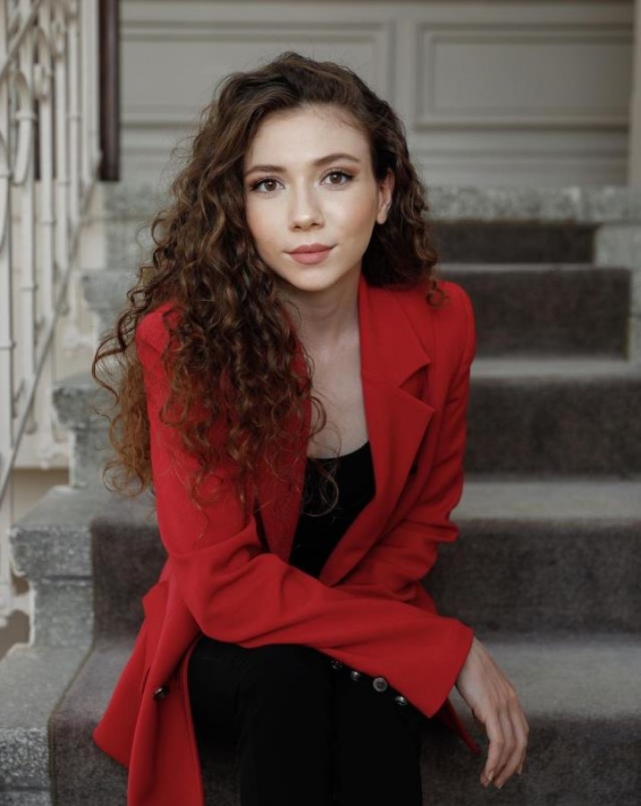 Yargı ve Aşk 101 dizisiyle yıldızı parlayan Ece Yüksel nişanlandı ...