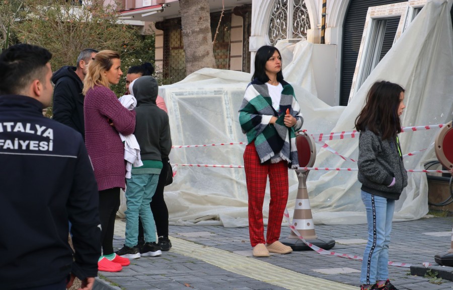 Antalya'da depremzedelerin kaldığı otelde yangın çıktı - Güncel ... Antalya'da depremzedelerin kaldığı otelde yangın çıktı - Güncel ...