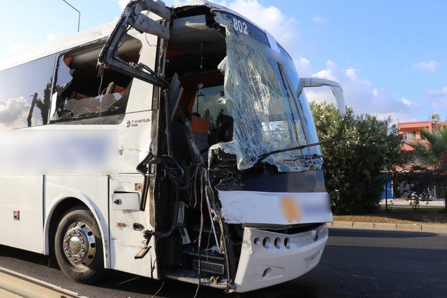 Antalya Alanya'da korkutan kaza: Tur otobüsü yolcu indiren servise ... Antalya Alanya'da korkutan kaza: Tur otobüsü yolcu indiren servise ...