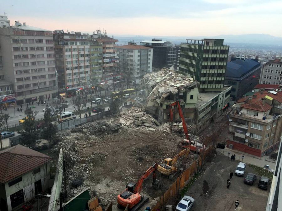Bursa'da yıkımı yapılan bina, işçilerin mesai bitimi sonrası çöktü ...