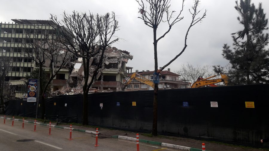 Bursa'da yıkımı yapılan bina, işçilerin mesai bitimi sonrası çöktü ...