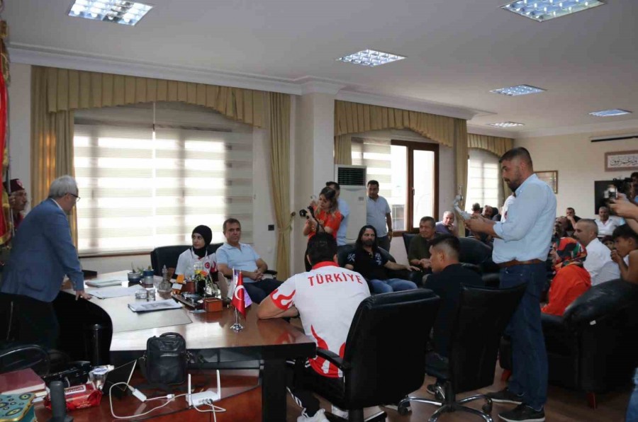 Şampiyon Azra Nur Çetin'e muhteşem karşılama - Spor Haberleri ...