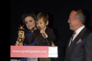 Küçük Osman Paris'te tatilde - Magazin Haberleri - Bursadabugun.com