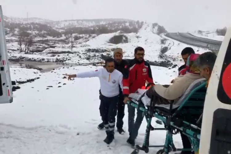 Düşüp ayağı kırılan kadını, UMKE hastaneye götürdü - Güncel Haberler ... Düşüp ayağı kırılan kadını, UMKE hastaneye götürdü - Güncel Haberler ...