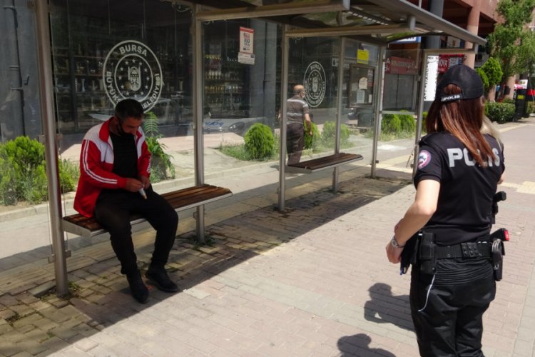 Bursa'da kısıtlamaya uymadı, otobüs durağında böyle uyudu - Bursa ... Bursa'da kısıtlamaya uymadı, otobüs durağında böyle uyudu - Bursa ...