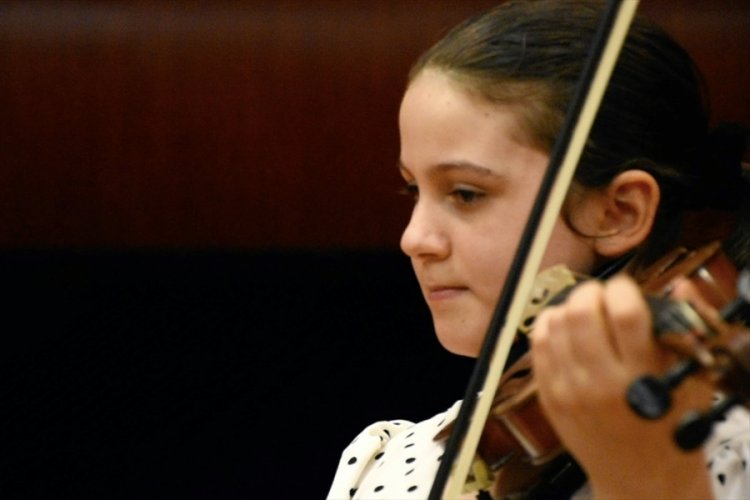 Bursa Uludağ Üniversitesi konservatuarının 11 yaşındaki öğrencisi Elif ...