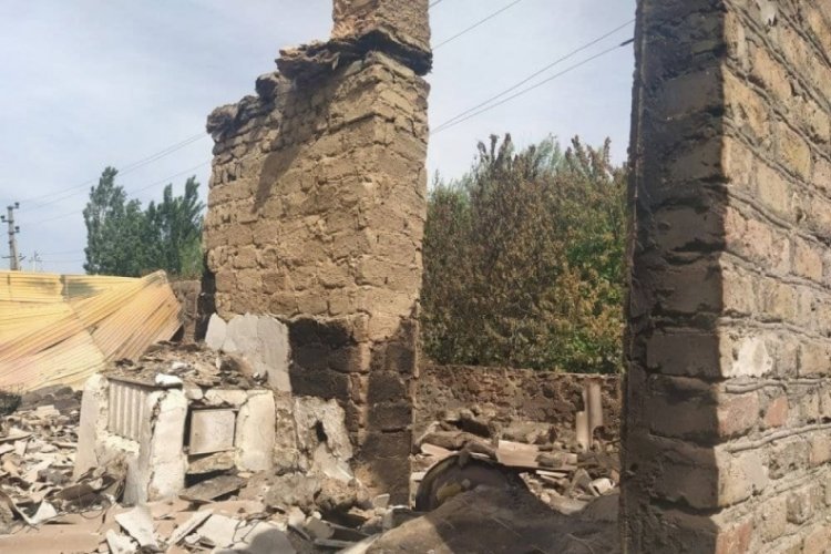 Kırgızistan-Tacikistan çatışmasında köylerini terk eden Kırgız halkı ...