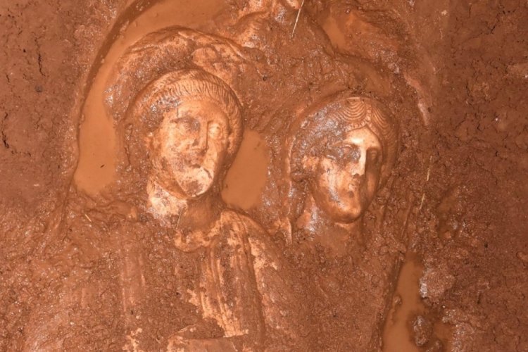 Gömülü mezar stelini çıkarmak isteyenlere suçüstü - Yaşam Haberleri ...