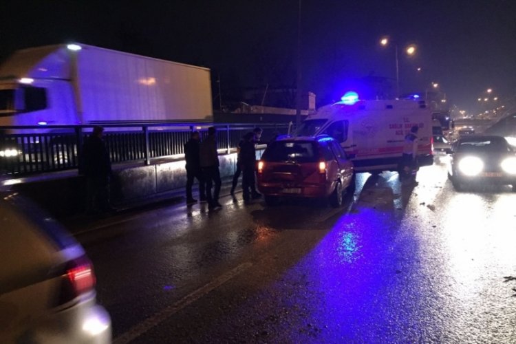 Bursa'da aracı yolda arıza yapan sürücü az daha canından oluyordu ... Bursa'da aracı yolda arıza yapan sürücü az daha canından oluyordu ...