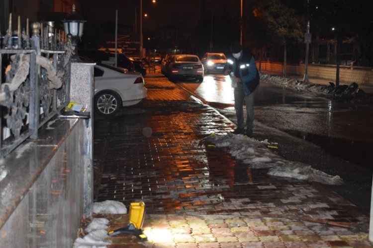 Evinin önünde silahlı saldırıya uğrayan işadamı yaralandı - Güncel ... Evinin önünde silahlı saldırıya uğrayan işadamı yaralandı - Güncel ...
