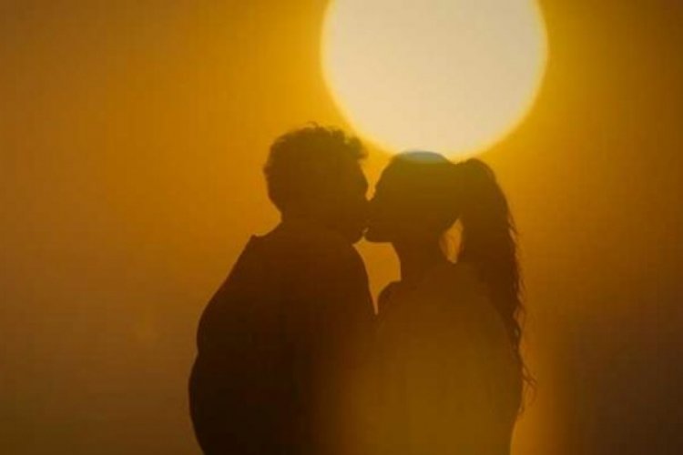 Demet Özdemir ve Buğra Gülsoy'un öpüşme sahneleri dizisinin fragmanına ... Demet Özdemir ve Buğra Gülsoy'un öpüşme sahneleri dizisinin fragmanına ...