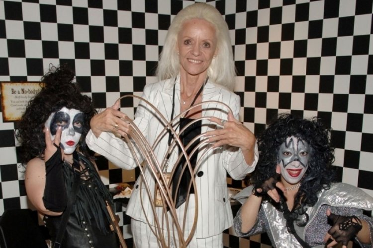 Dünyanın en uzun tırnaklı kişisi Lee Redmond'un tırnağı kırıldı ...