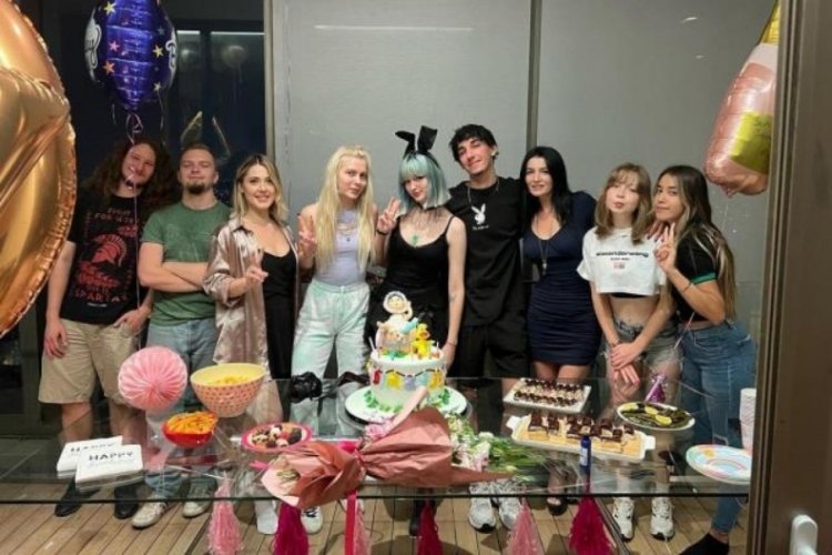 17. doğum gününde playboy tavşanı olan Ayça Tilki, Aleyna Tilki'yle ...