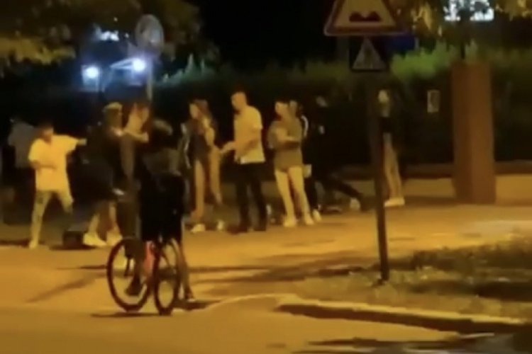 Bursa'da 'kız' meselesi yüzünden çıkan kavga kameralara yansıdı - Bursa ... Bursa'da 'kız' meselesi yüzünden çıkan kavga kameralara yansıdı - Bursa ...