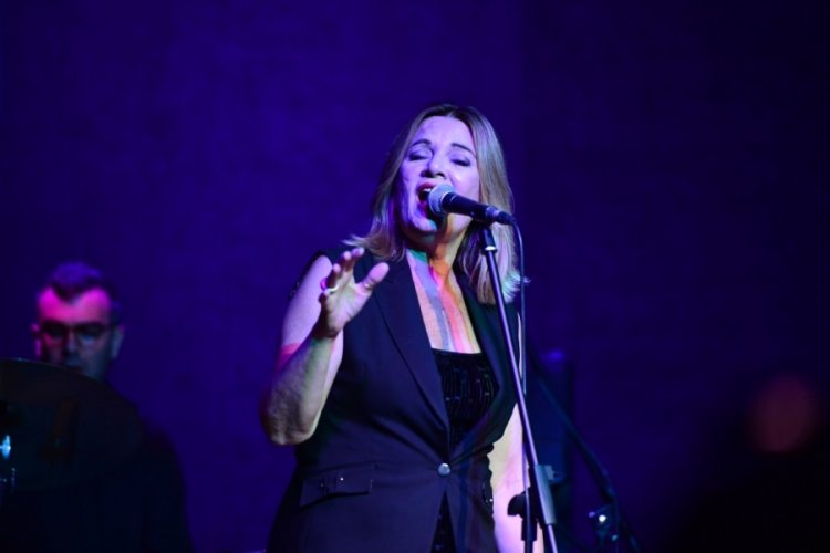 Birsen Tezer gönüllere işledi - Magazin Haberleri - Bursadabugun.com