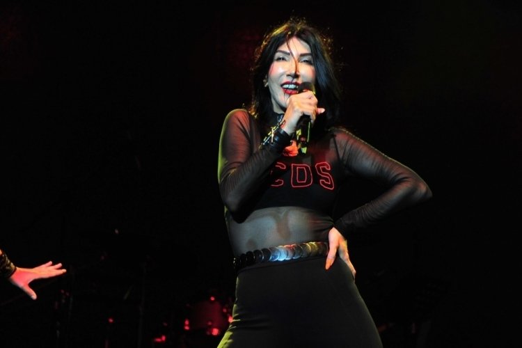 Ünlü şarkıcı Hande Yener sahnede bayıldı - Magazin Haberleri ... Ünlü şarkıcı Hande Yener sahnede bayıldı - Magazin Haberleri ...