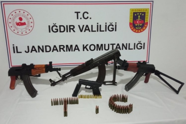 Iğdır'da silah ve mühimmat ticareti yaptığı tespit edilen iki kişi ... Iğdır'da silah ve mühimmat ticareti yaptığı tespit edilen iki kişi ...