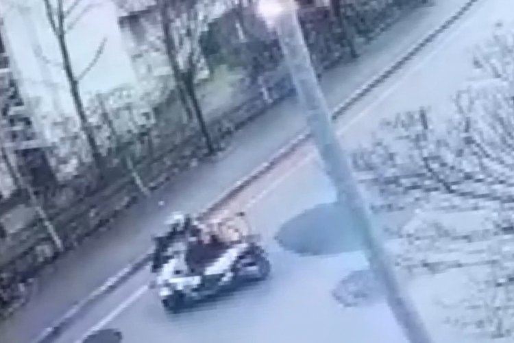 İstanbul'da kuryenin İETT otobüsüne çarptığı kaza kamerada - Güncel ... İstanbul'da kuryenin İETT otobüsüne çarptığı kaza kamerada - Güncel ...