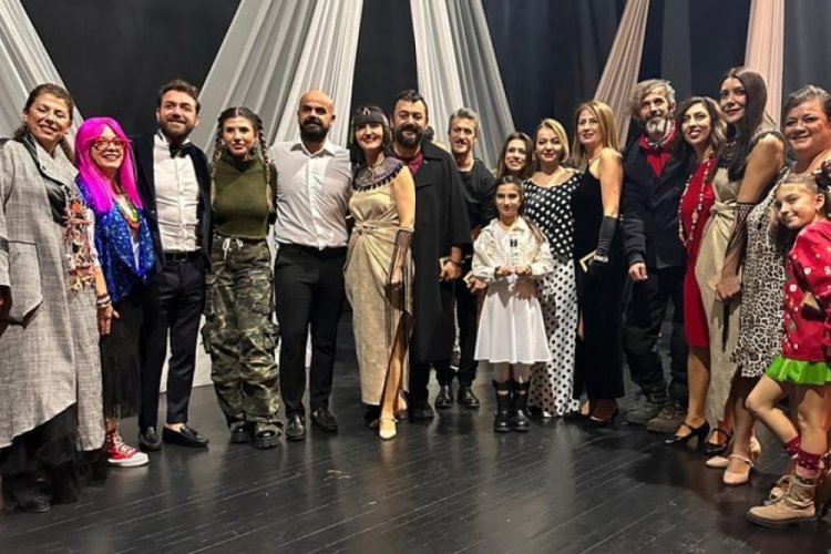 Bursa'da 1 Başka Tiyatro bu defa sokak hayvanları için sahne aldı ... Bursa'da 1 Başka Tiyatro bu defa sokak hayvanları için sahne aldı ...