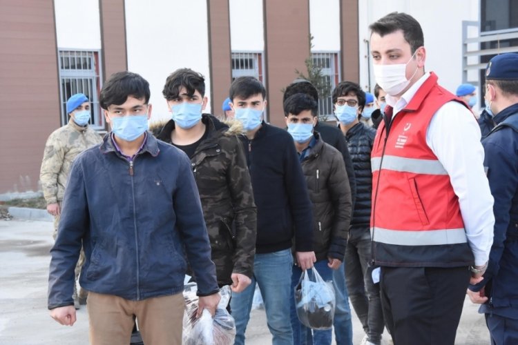 Kütahya'da Afganistan uyruklu 138 kaçak göçmen, sınır dışı edildi ...