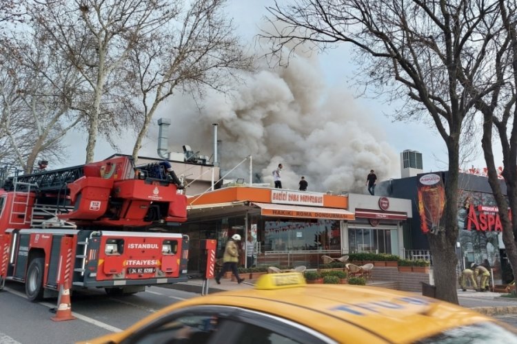 İstanbul Florya'da restoranın bacasındaki yangın restorana sıçradı ... İstanbul Florya'da restoranın bacasındaki yangın restorana sıçradı ...