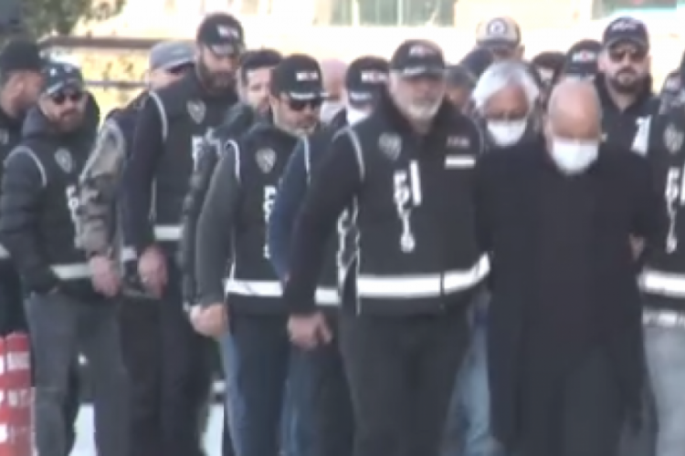 Adana'da yıkılan 13 binanın 16 müteahhit ve mühendisi gözaltına alındı ... Adana'da yıkılan 13 binanın 16 müteahhit ve mühendisi gözaltına alındı ...