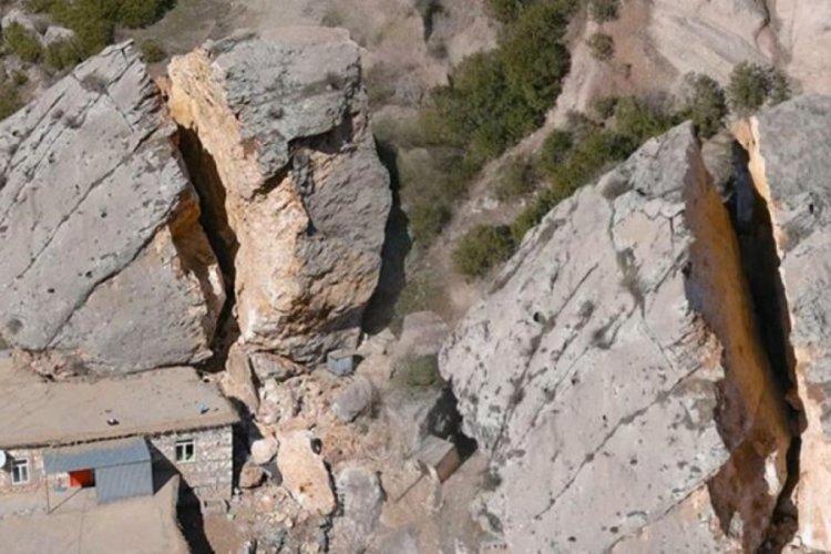 Köyün üzerine depremle birlikte dev kayalar yağdı - Güncel Haberler ...
