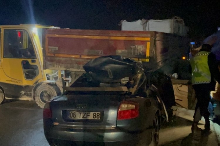 Niğde'de otomobil tıra arkadan çarptı:1 ölü - Güncel Haberler ...
