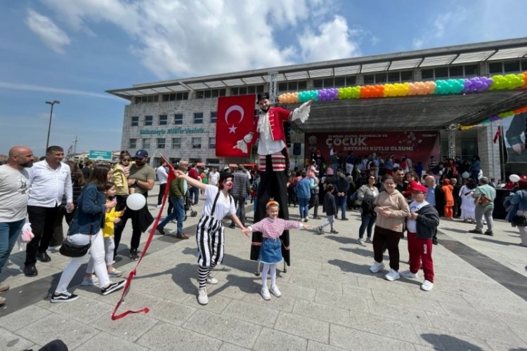 Çocuklar Cumhuriyet Meydanı'nda doyasıya eğlendi - Bursa Haberleri ... Çocuklar Cumhuriyet Meydanı'nda doyasıya eğlendi - Bursa Haberleri ...