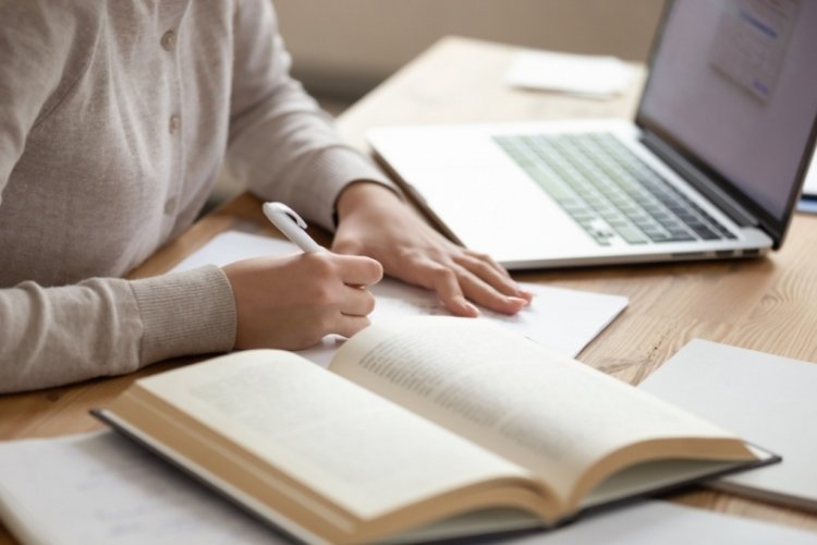 Akademik dünyada yeni tartışma: Para karşılığı yazdırılan tezler ve ...