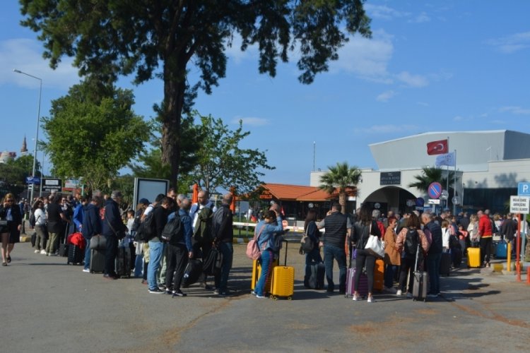 Ayvalık'tan Midilli Adası'na geçişlerde yoğunluk: Ek seferler koyuldu ...