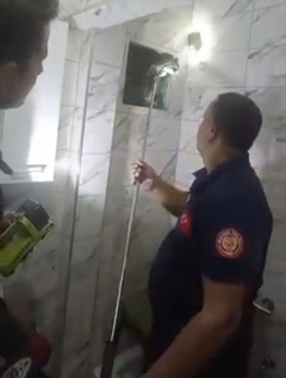 Havalandırma boşluğuna düşen yavru kediyi itfaiye kurtardı - Güncel ... Havalandırma boşluğuna düşen yavru kediyi itfaiye kurtardı - Güncel ...