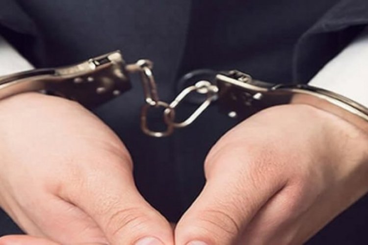 İzmir'de uzun süren kovalamaca ardından zehir tacirleri yakalandı ... İzmir'de uzun süren kovalamaca ardından zehir tacirleri yakalandı ...