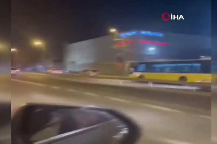 İstanbul'da İETT otobüsü duman çıkartarak ilerledi - Güncel Haberler ... İstanbul'da İETT otobüsü duman çıkartarak ilerledi - Güncel Haberler ...