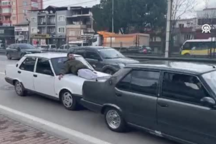 Bursa'da ayaklarıyla öndeki aracı itti! - Bursa Haberleri - Bölge ... Bursa'da ayaklarıyla öndeki aracı itti! - Bursa Haberleri - Bölge ...