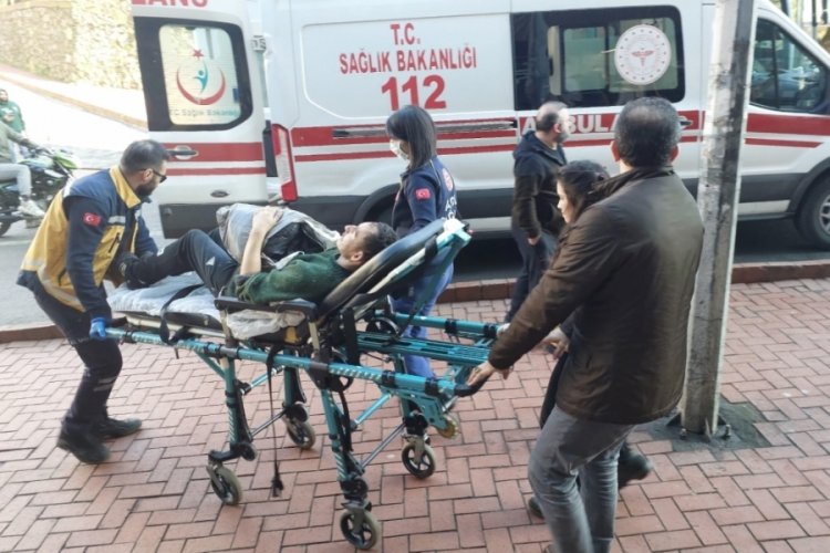 Zonguldak'ta yolda yürürken fenalaşan adamın imdadına ekipler yetişti ... Zonguldak'ta yolda yürürken fenalaşan adamın imdadına ekipler yetişti ...