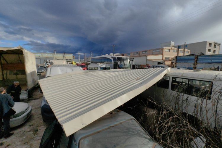 Bursa'da lodos saç çatıyı otoparka uçurdu; 3 araç zarar gördü - Bursa ...