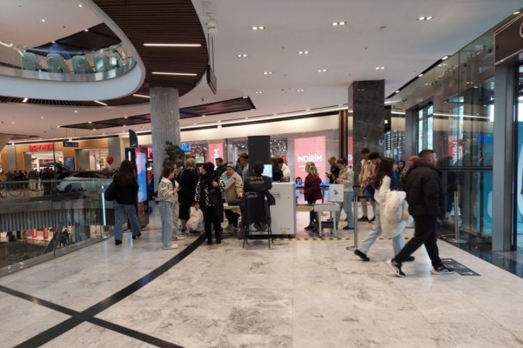 Bursa'da pazar klasiği: AVM'ler yine dopdolu - Bursa Haberleri - Bölge ...