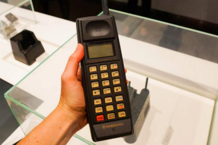 Türkiye'deki ilk cep telefonu görüşmesinin üzerinden 30 yıl geçti ... Türkiye'deki ilk cep telefonu görüşmesinin üzerinden 30 yıl geçti ...